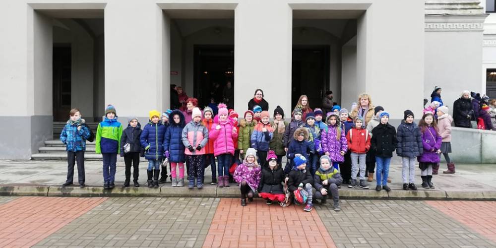2.klase skatās izrādi „Putnu opera” - Staļģenes skola